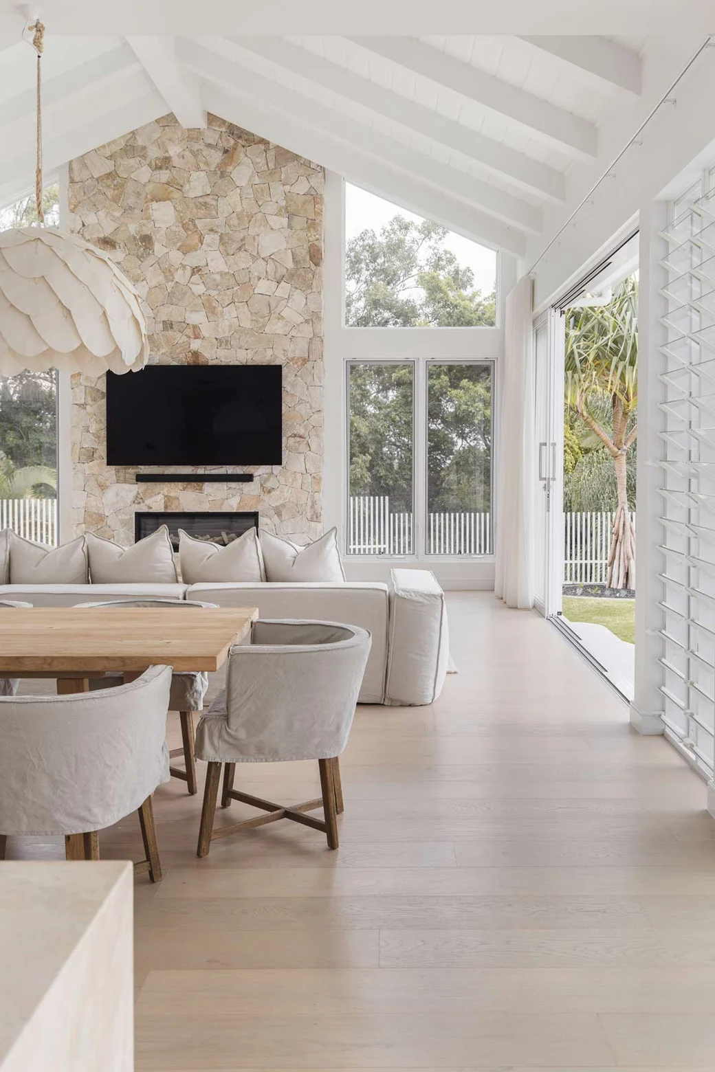 Palm Hill: This Resort-Style Curiosity is a Modern Coastal Interior ...