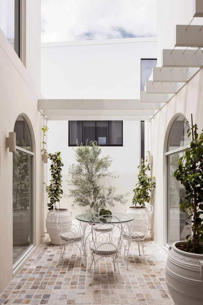 Grèce: Co-Owner of SABO SKIRT’s Modern Mediterranean-Style House ...