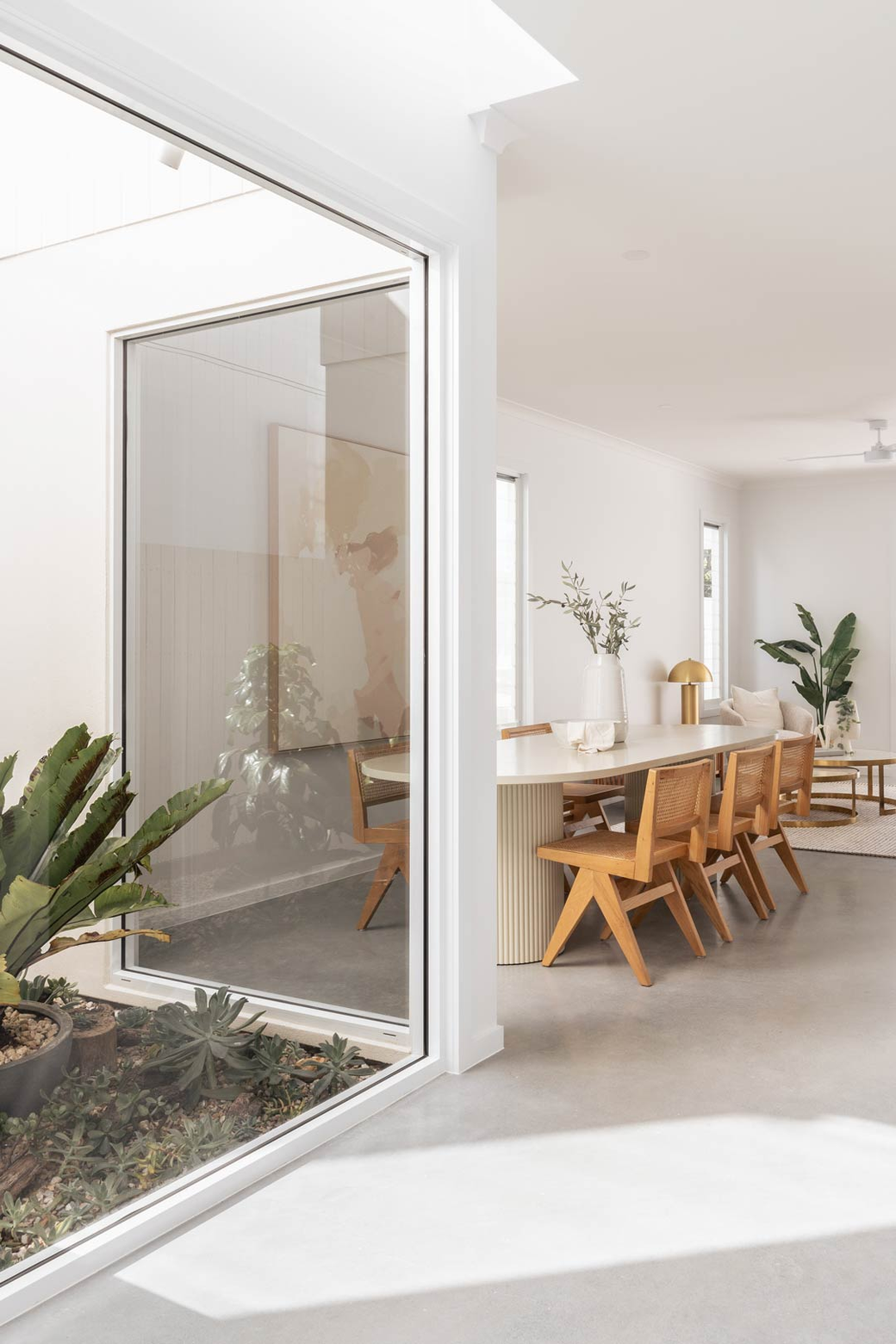 A Modern Home Where Spaciousness and Natural Light Become Cohesive ...