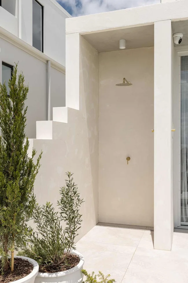 Grèce: Co-Owner of SABO SKIRT’s Modern Mediterranean-Style House ...