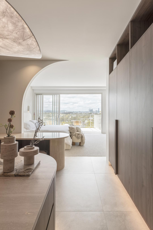 Grèce: Co-Owner of SABO SKIRT’s Modern Mediterranean-Style House | House Tour | ABI Interiors