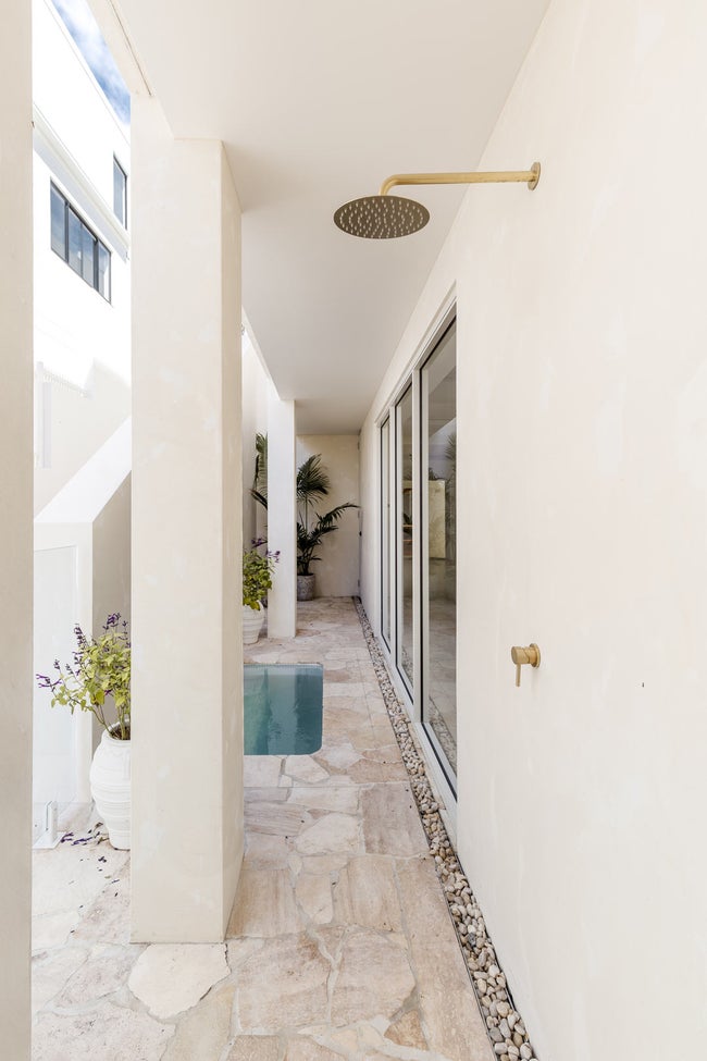 Grèce: Co-Owner of SABO SKIRT’s Modern Mediterranean-Style House ...