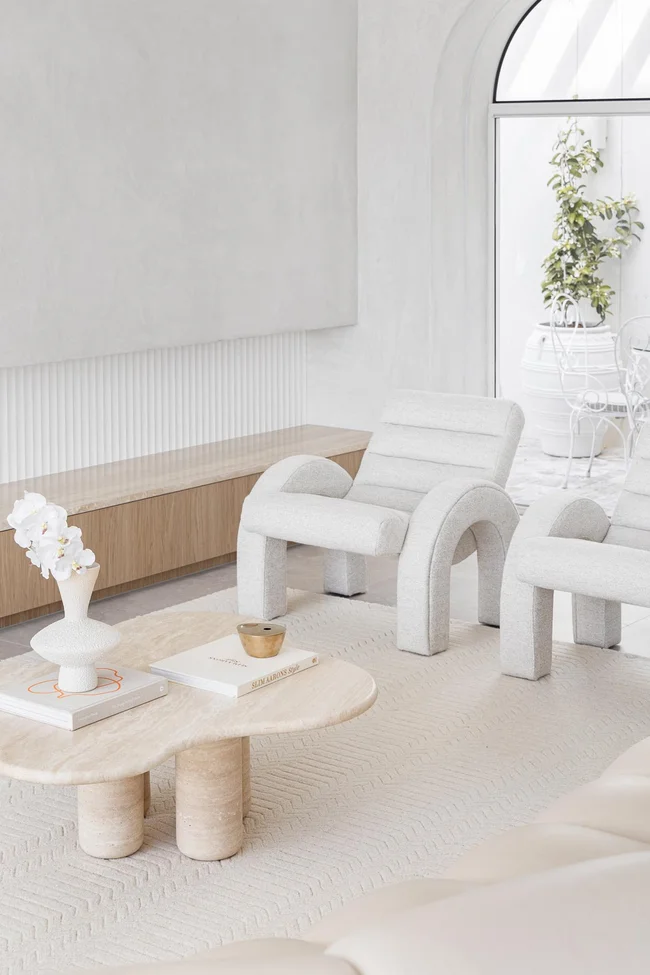 Grèce: Co-Owner of SABO SKIRT’s Modern Mediterranean-Style House ...