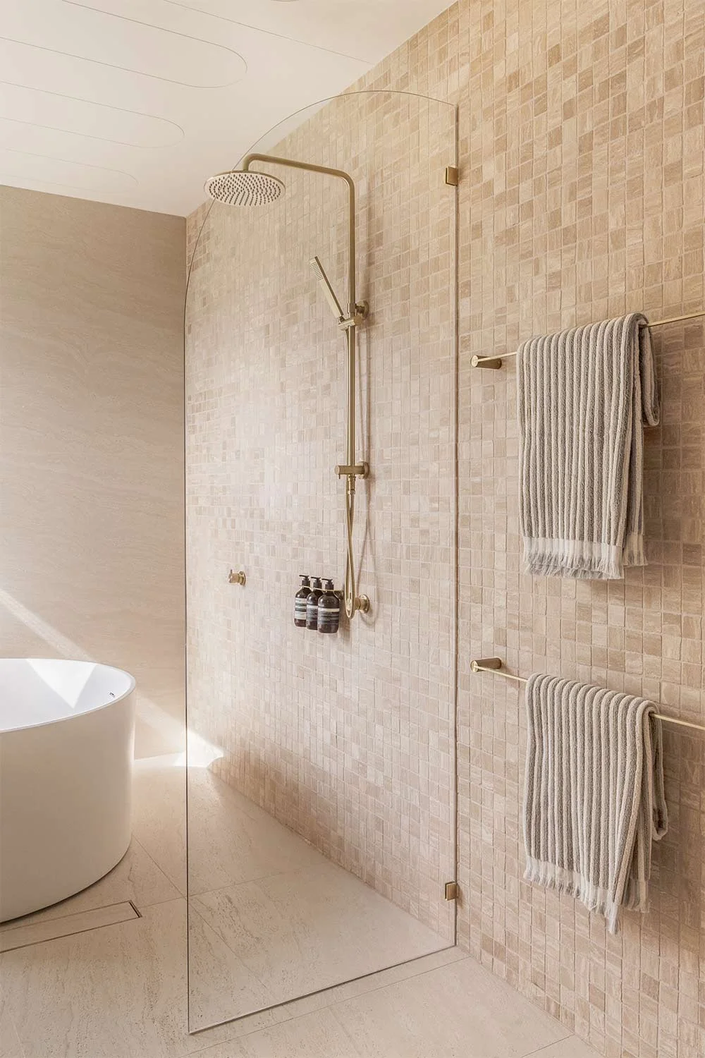 Shower Over Bath: Pros and Cons of a Bathtub Shower Combo | ABI Interiors